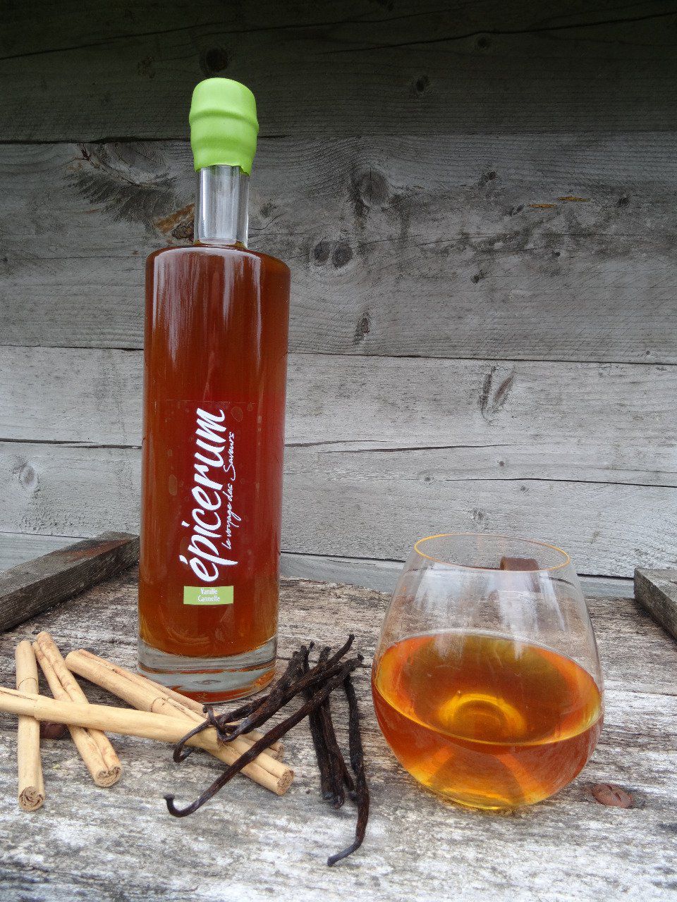 Rhum agricole de Martinique à la vanille de Madagascar et à la cannelle ...